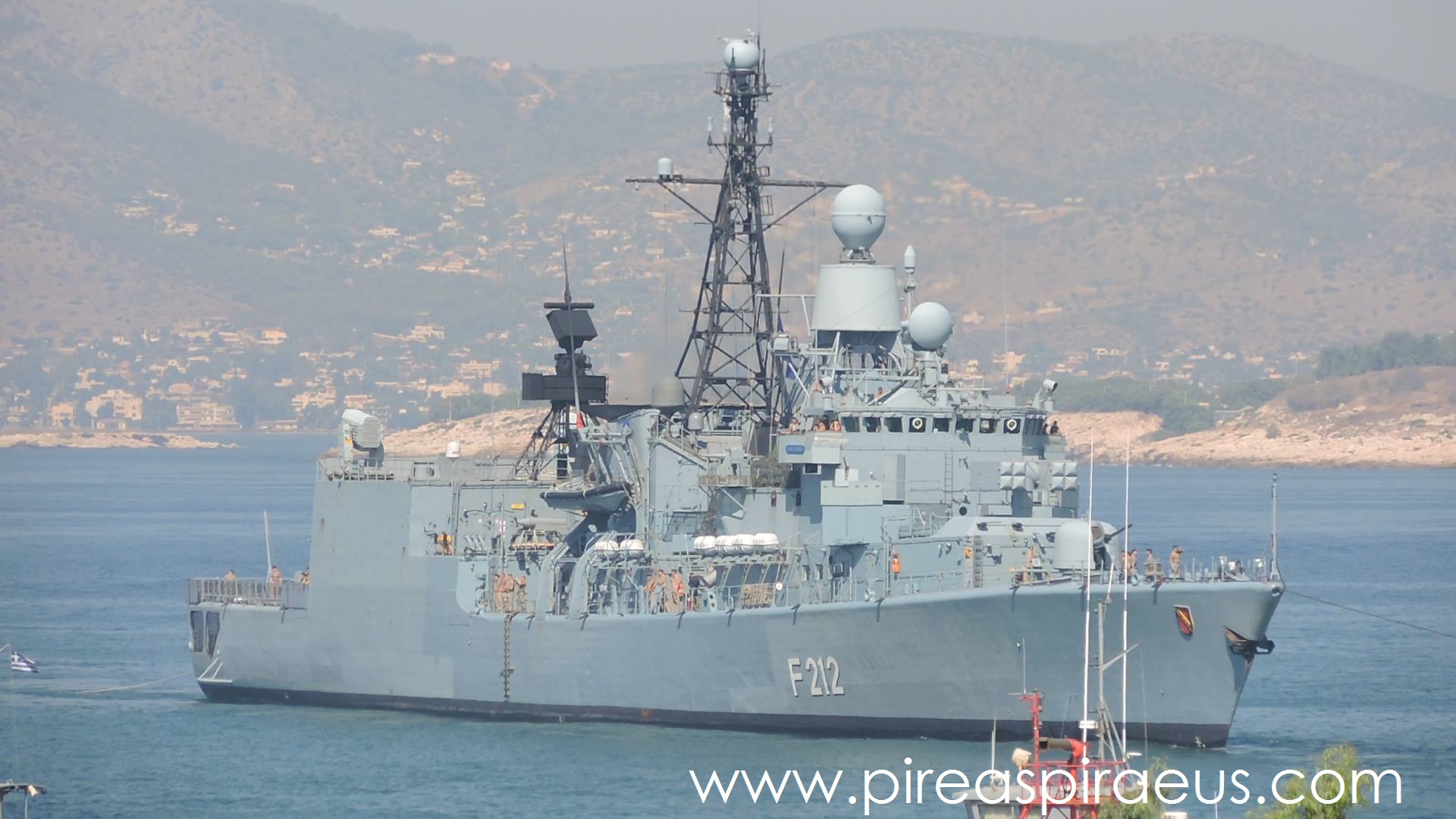 FGS Karlsruhe F212 : Η νέα ναυαρχίδα της SNMG2 στο λιμάνι του Πειραιά ...