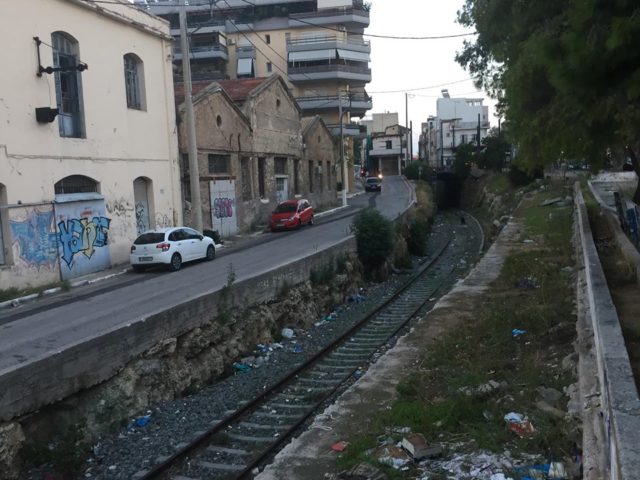 Γραμμές τρένου,ποδηλατόδρομος ή βοσκοτόπι με στάθμευση μαζί? [video ...