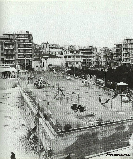 Παλιός Πειραιάς : Στην Πλατεία Πηγάδας της δεκαετίας του ’70 ...
