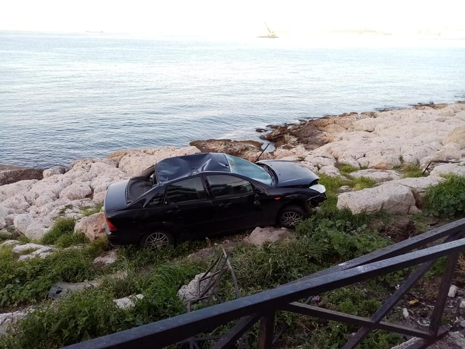 Πειραϊκή : Αμάξι έπεσε εχθές το βράδυ στα βράχια – Σώος ο οδηγός ...