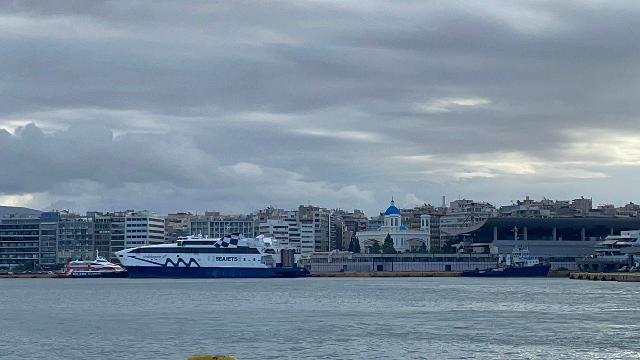 ΛΙΜΑΝΙ ΠΕΙΡΑΙΑ : Τα πλοία σφυρίζουν προς τιμήν του Αγίου Νικολάου ...