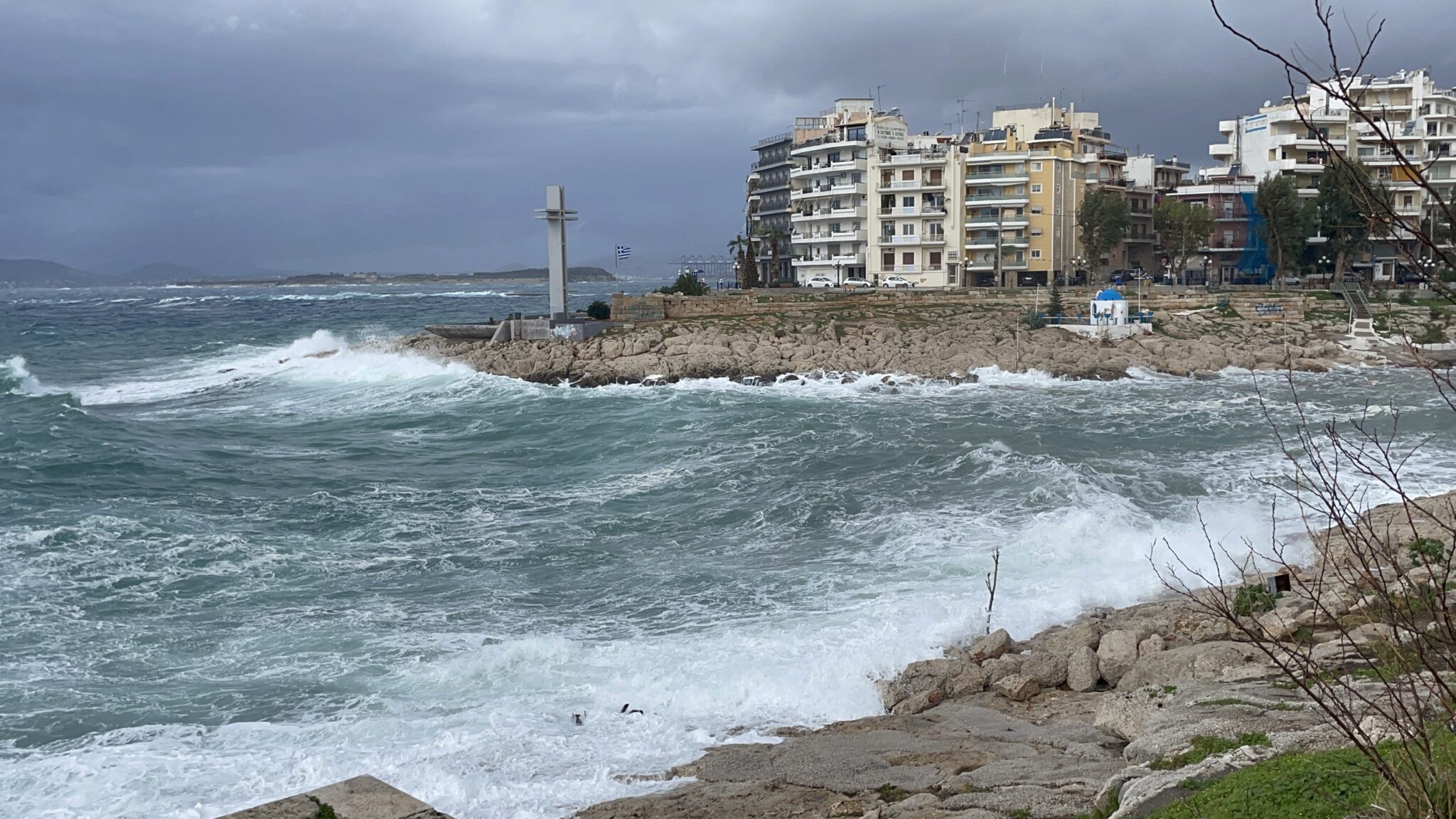 Πειραικη: Κυμα,αέρας και σε λίγο θα φτάσουμε Αθήνα [video ...