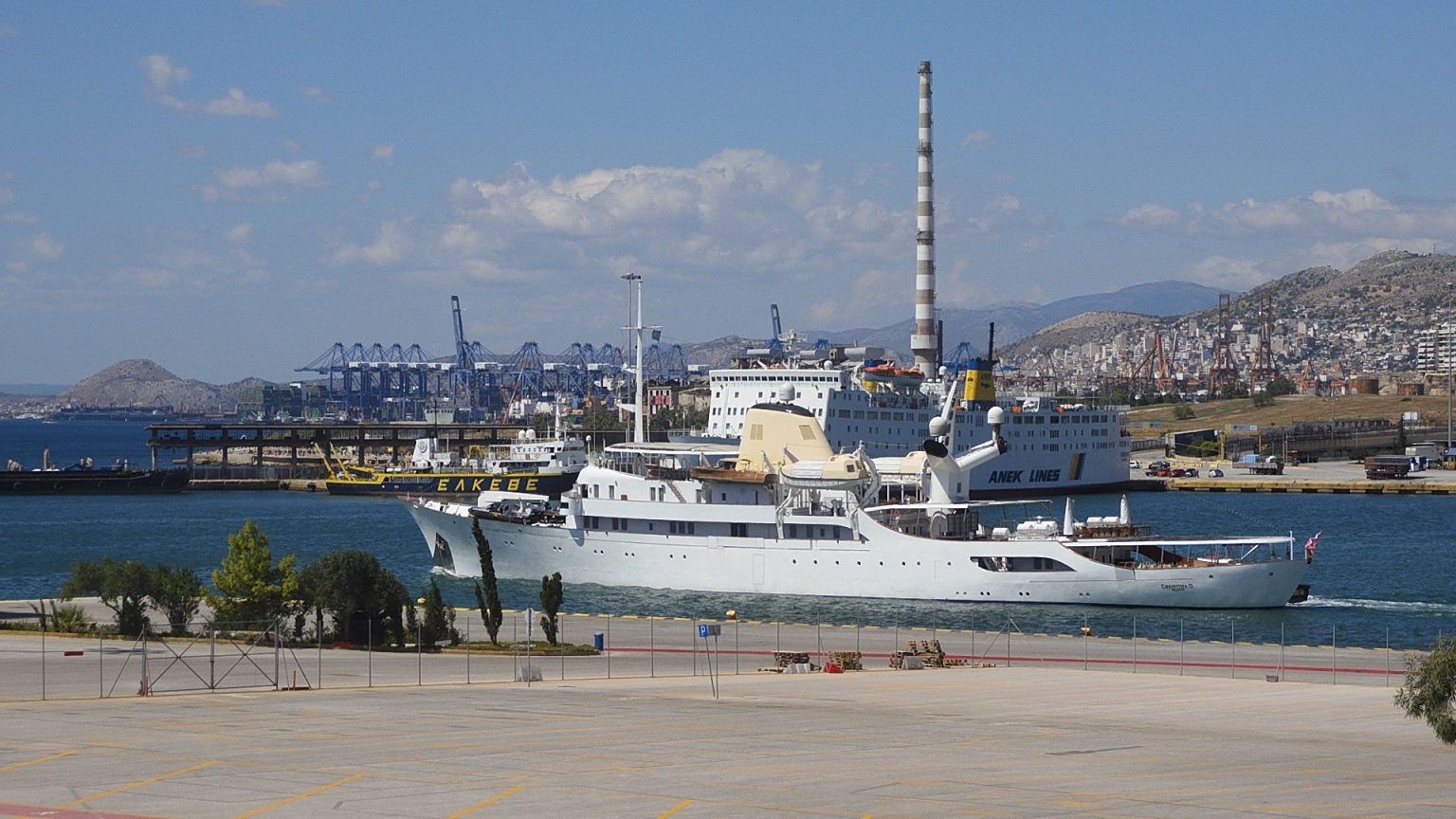 Αναχώρησε απο τον Πειραιά η ιστορική θαλαμηγός Christina O [video ...