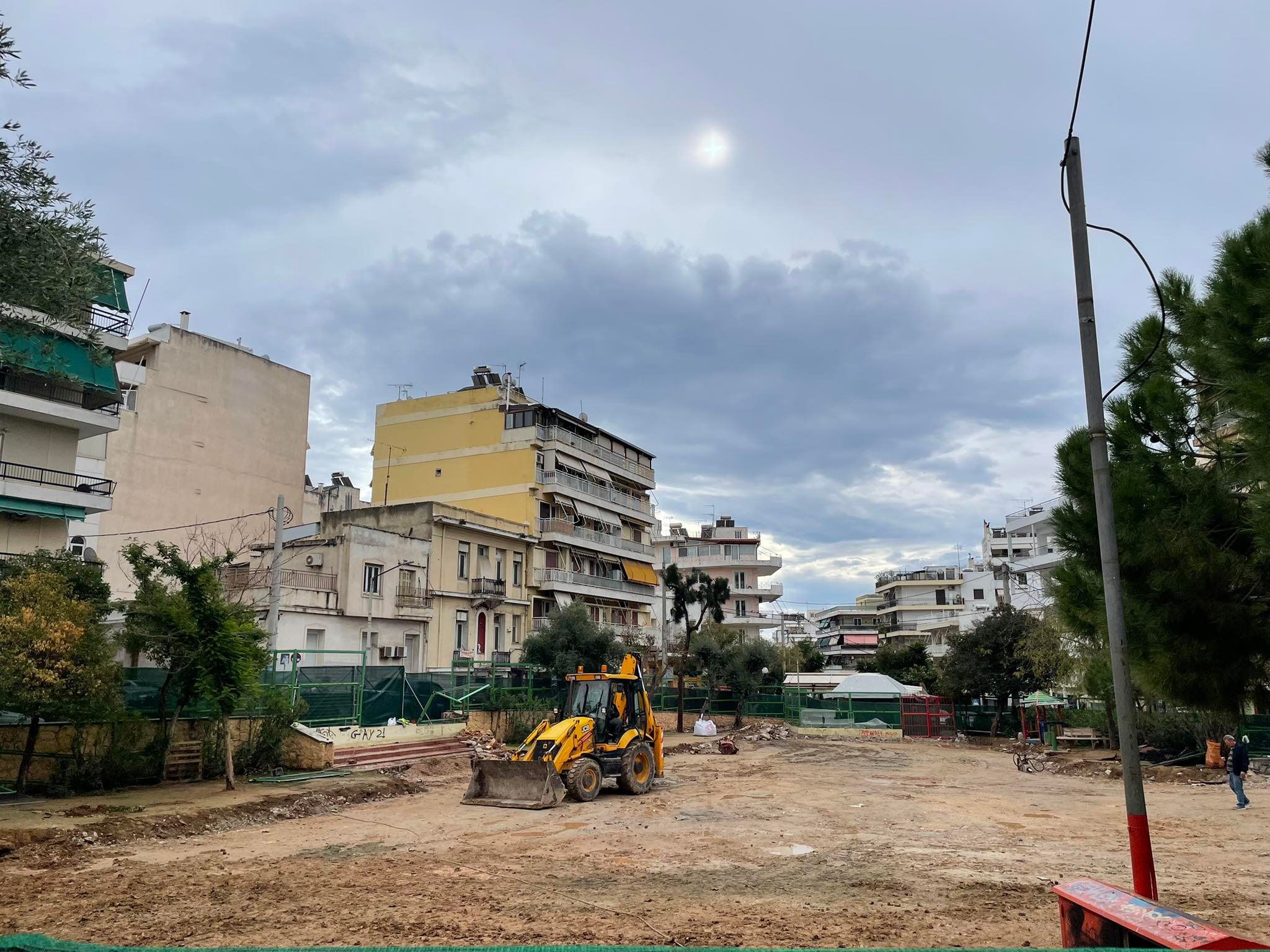 Ξεκίνησε η ανάπλαση της Πλατείας Καρπάθου [video] | PireasPiraeus . the web