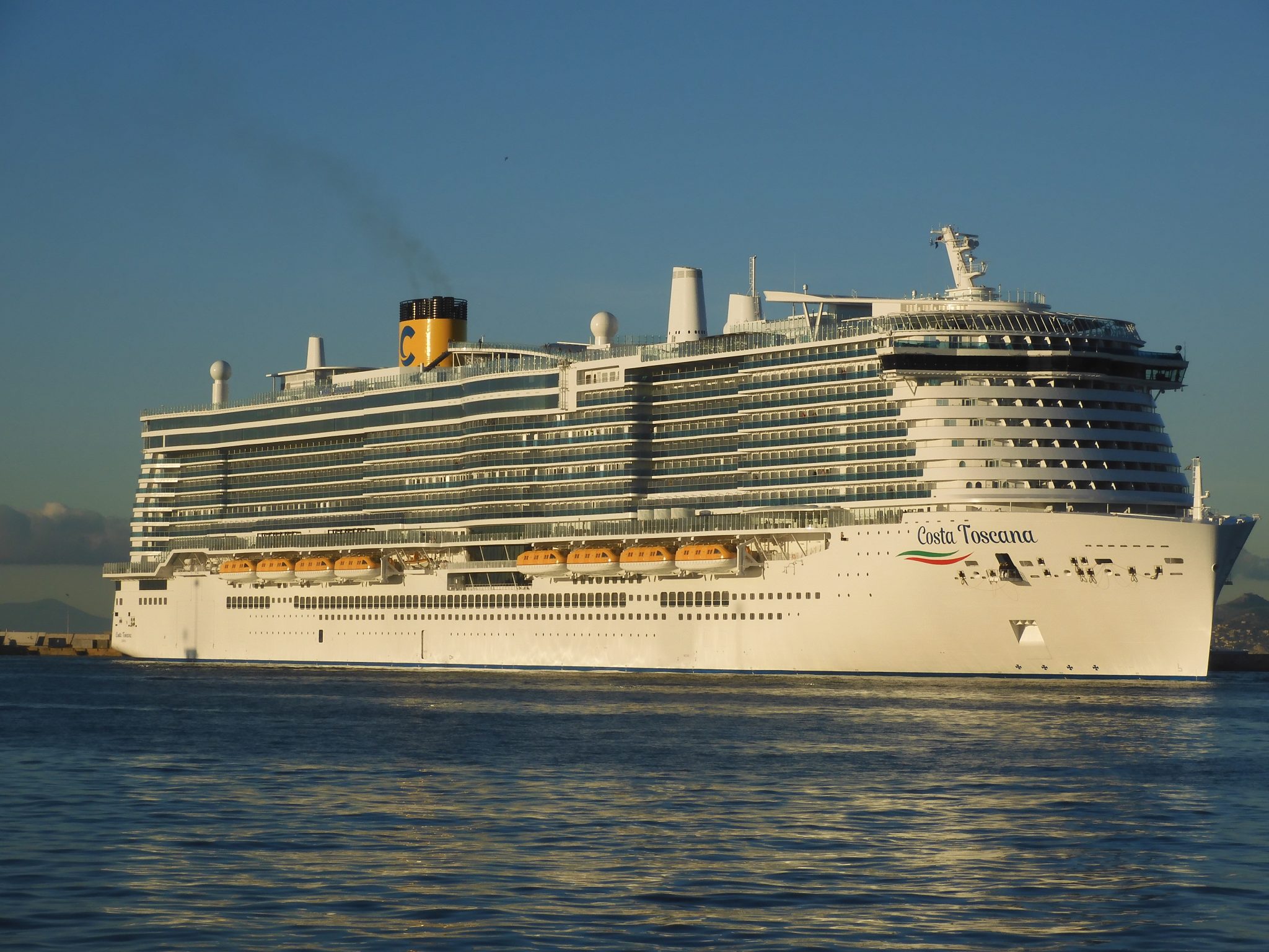Στον Πειραιά για πρώτη φορά το νεότευκτο COSTA TOSCANA της Costa ...