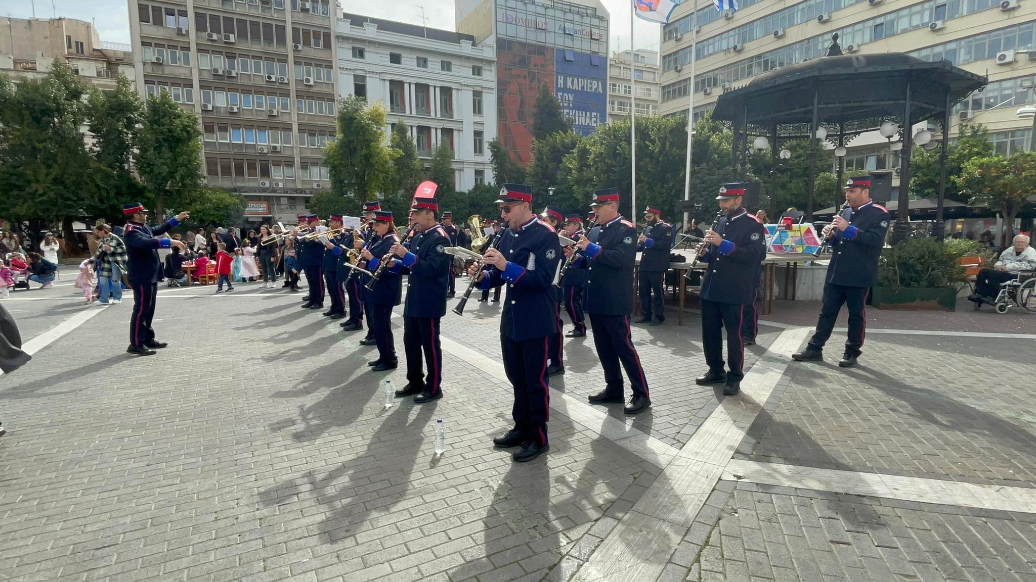 Φιλαρμονική Πειραιά : Γέμισε με γνωστές μελωδίες την Πλατεία Κοραή ...