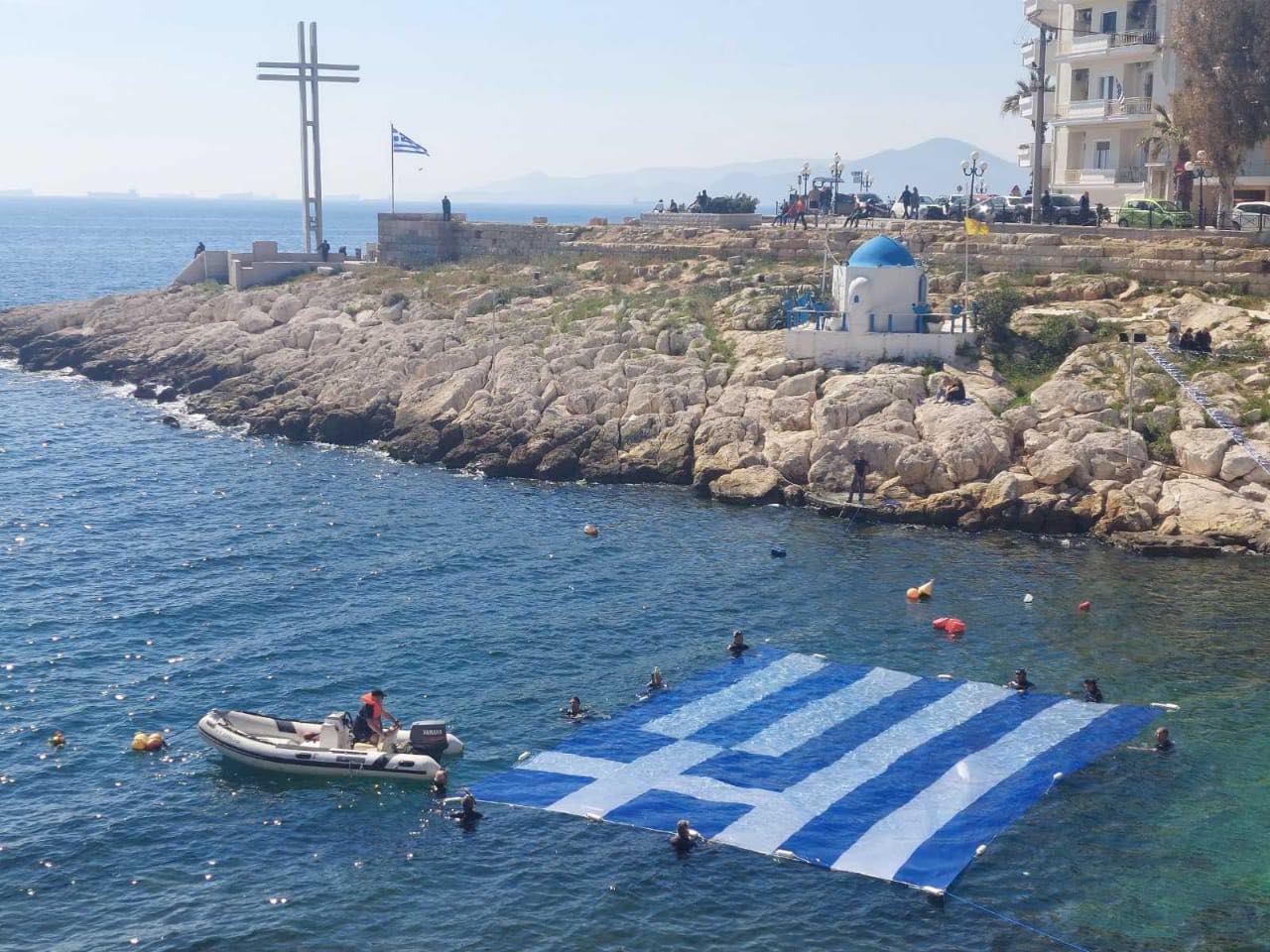 Η γαλανόλευκη κυμάτισε στη θάλασσα του Πειραιά | PireasPiraeus . the web