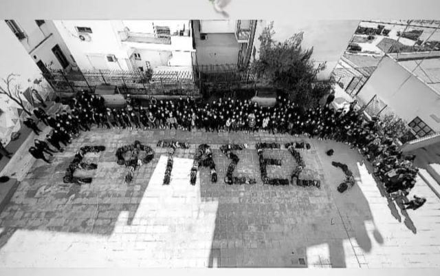 Συγκινητικά μηνύματα απο μαθητές γυμνασίων του Πειραιά για τη τραγωδία ...