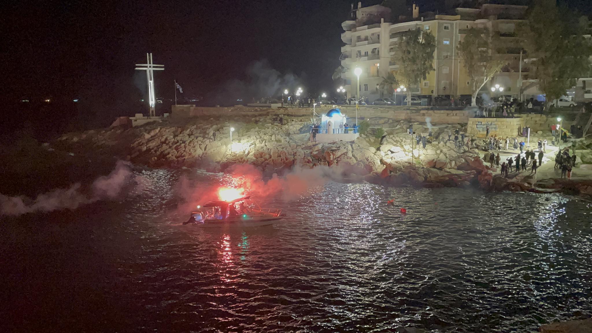 Το Άγιο Φώς δια θαλάσσης στον Όρμο Αφροδίτης [video] | PireasPiraeus ...