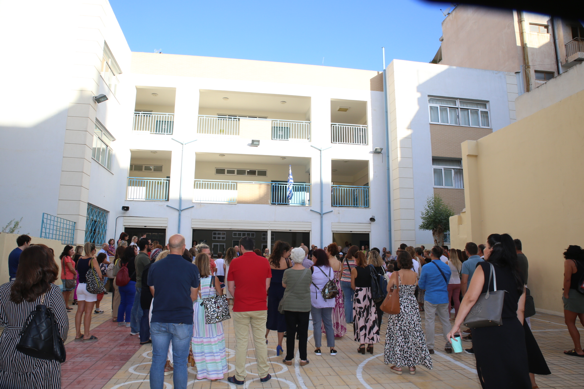 Ο Δήμαρχος Πειραιά Γιάννης Μώραλης στον αγιασμό σε σχολεία της πόλης ...