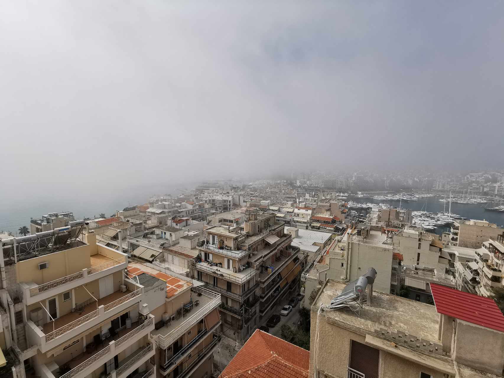 Ο μισός Πειραιάς…τοπίο στην ομίχλη [video] | PireasPiraeus . the web