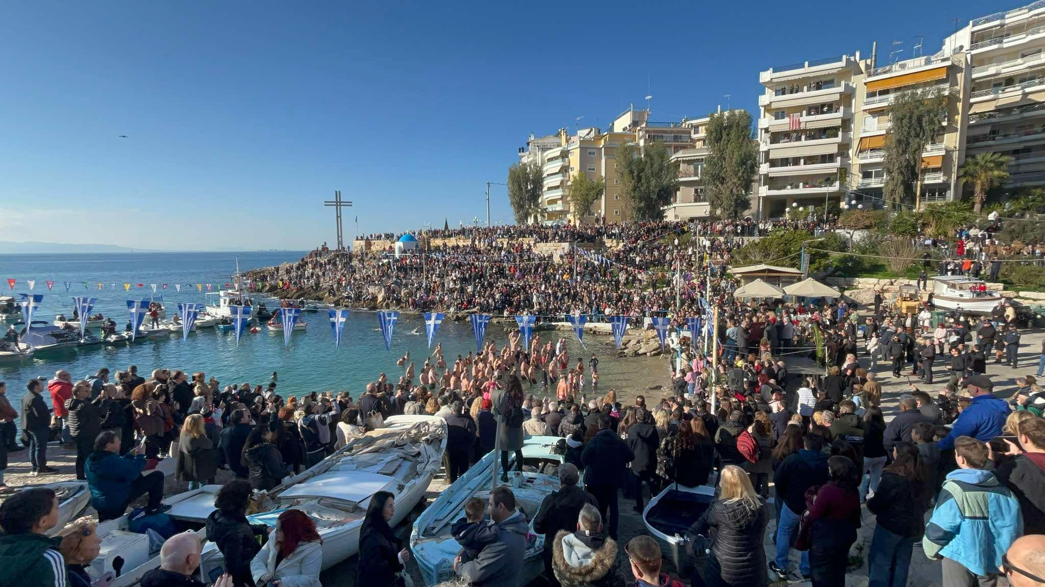 Πλήθος κόσμου παρακολούθησε τον αγιασμό των υδάτων στον Ορμο Αφροδίτης ...